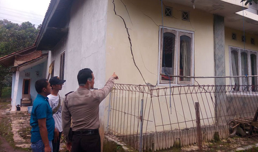 Tiga Rumah Retak- Retak Akibat Pergerakan Tanah, Kerugian Puluhan Juta ...